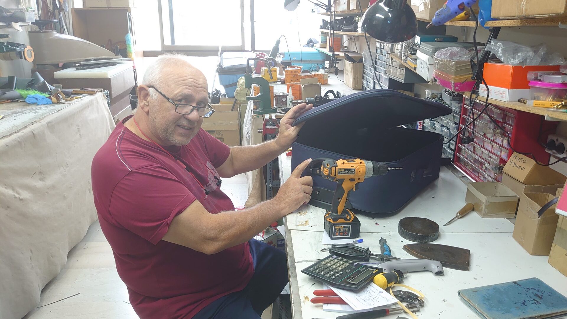 Ο άνθρωπος που επισκευάζει τις βαλίτσες των τουριστών και των κατοίκων ...