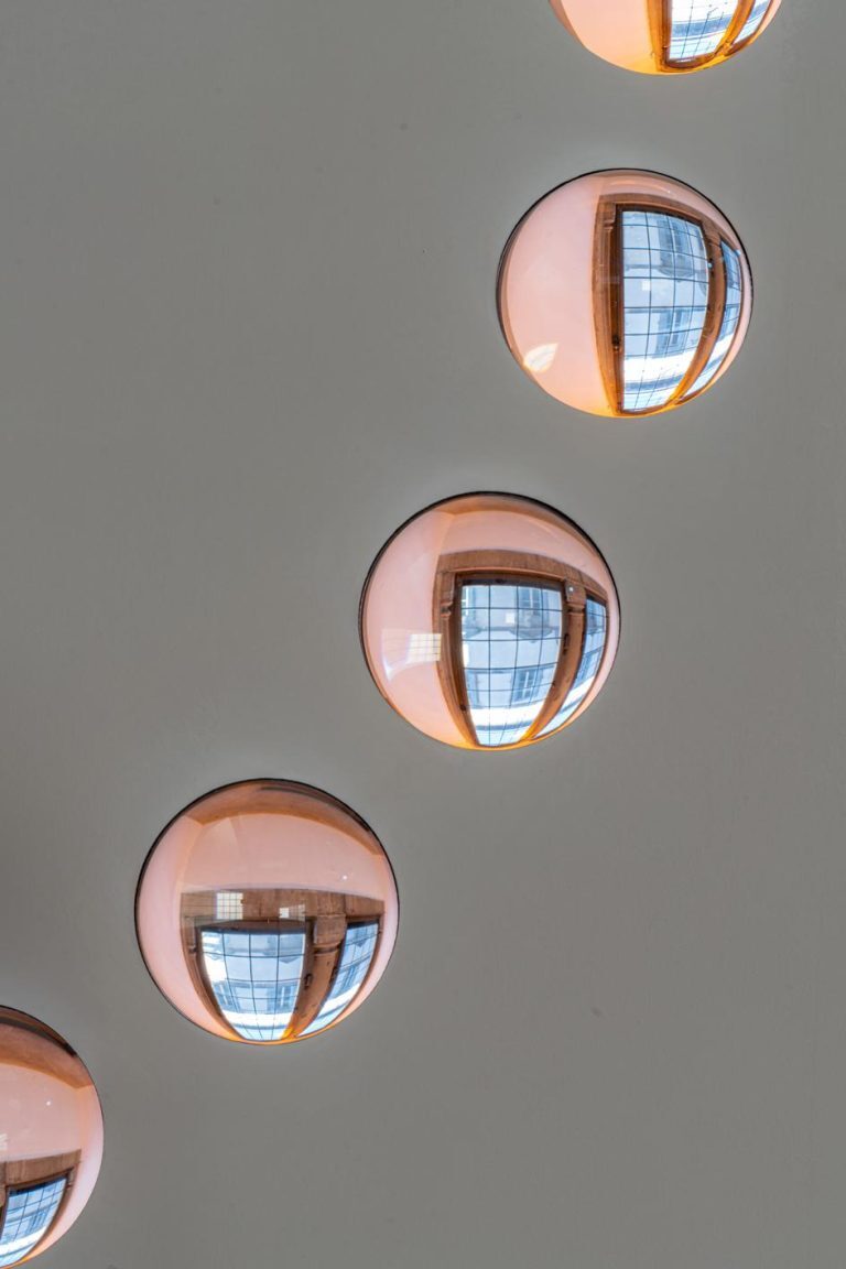 Ένα παλάτι της Φλωρεντίας γεμίζει με λαμπερό φως, ψευδαισθήσεις και εικονική πραγματικότητα - OLAFAQ