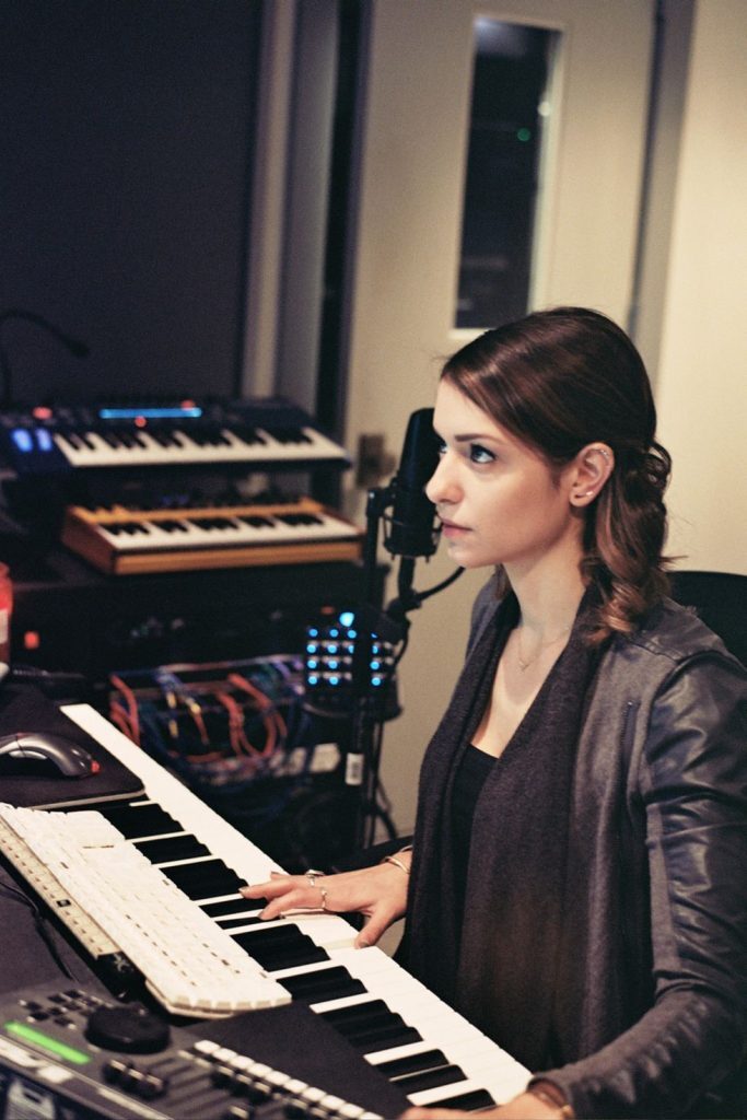 H Stephanie Economou έγραψε ιστορία στα φετινά Grammy - OLAFAQ