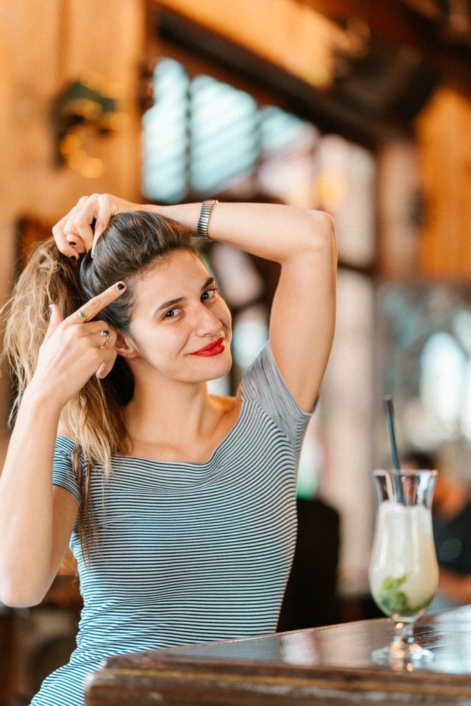 Η Ελίζα Σκολίδη, η γκρίνια και οι λέξεις που ηχούν φάλτσα - OLAFAQ