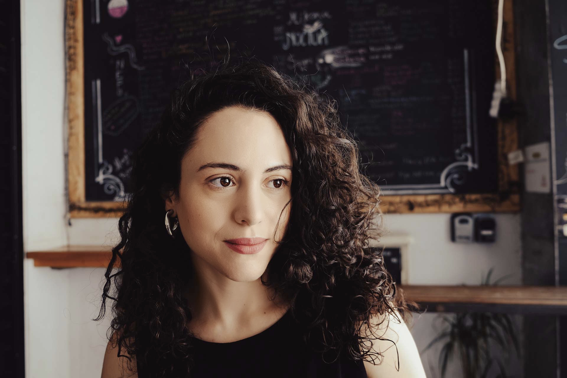 Η Ιφιγένεια Καραμήτρου είναι μια ηθοποιός που αφουγκράζεται τις σιωπές των ρόλων της - OLAFAQ