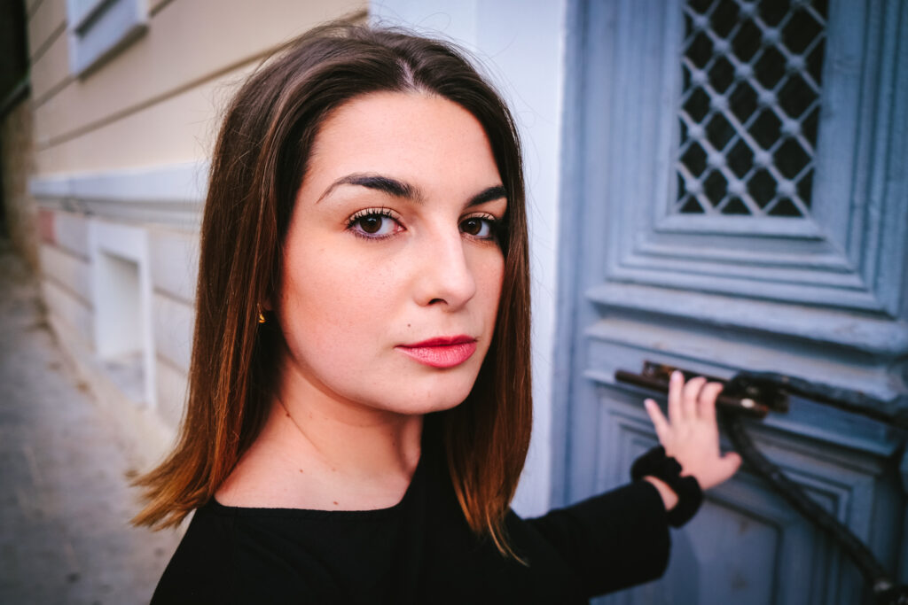 Η Κωνσταντίνα Μαρκόγλου αφηγείται την πόλη σε κοινή θέα - OLAFAQ